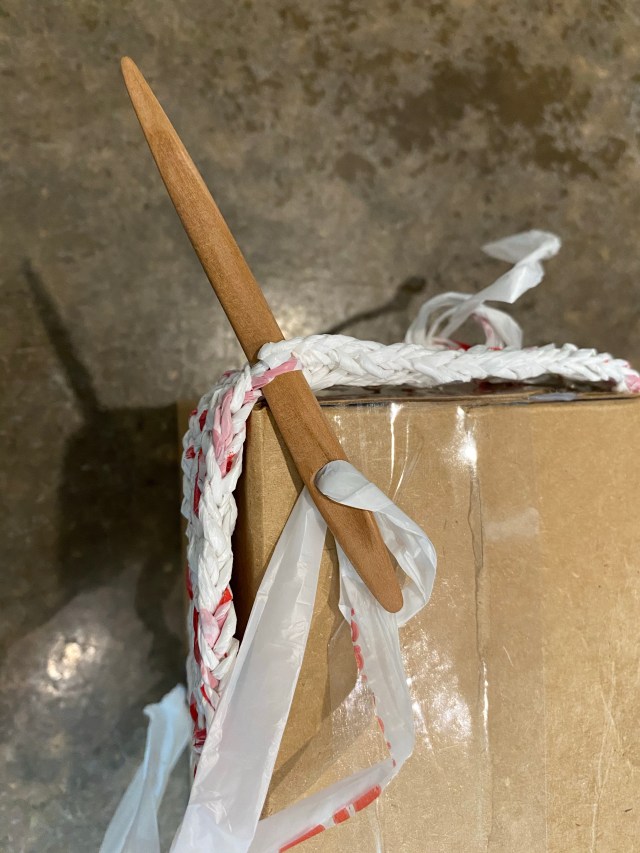Weaving plarn – Critters and Craft