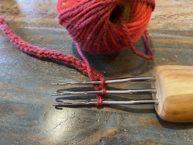 Making i-cord with a 3-hook tool – Critters and Craft